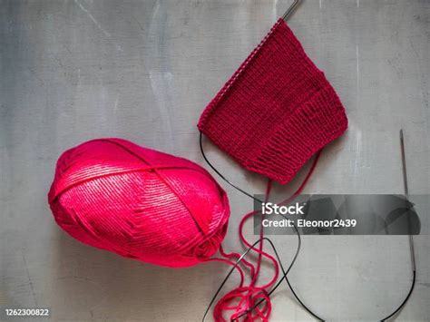 바늘에 손 뜨개질에 대한 마젠타 색상의 여섯 번째 원사에서 스톡시넷 스티치 샘플 가정 생활에 대한 스톡 사진 및 기타 이미지 가정 생활 공단 냉동식품 Istock