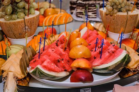 결혼식 연회에서 과일 슬라이스 수박 포도 딸기 오렌지 매실 배 디냐 복숭아 키위 파인애플 감 사과 감에 대한 스톡 사진 및 기타 이미지 Istock