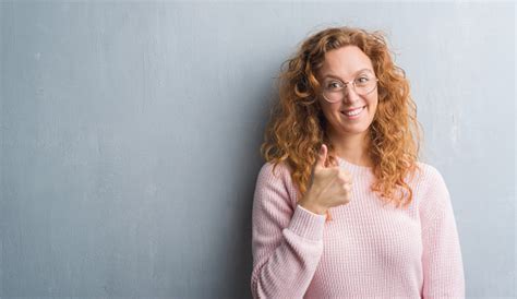 회색 그런 지 이상 젊은 빨강 머리 여자 확인 서명 손가락 우수한 기호를 엄지손가락을 하 고 큰 미소로 행복 안경을 착용 벽 개념에 대한 스톡 사진 및 기타 이미지 Istock