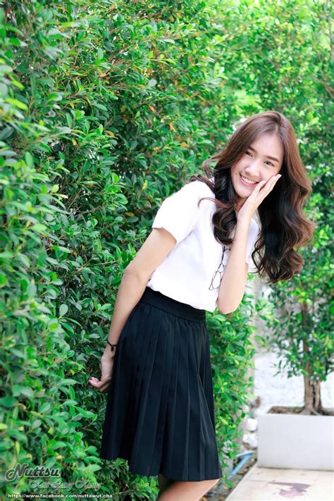ปักพินโดย Crowsandclover ใน Girl T ผู้หญิง สาวมหาลัย กระโปรงสั้น