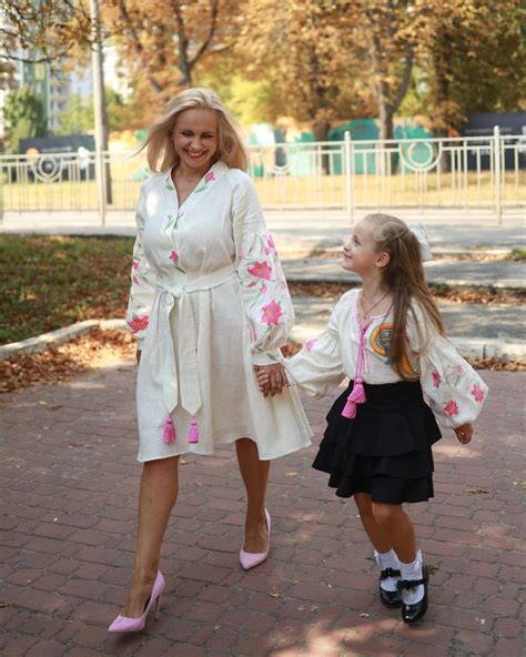 ЛИЛИЯ РЕБРИК С МУЖЕМ ОТВЕЛА ДОЧЬ В ПЕРВЫЙ КЛАСС И ПОКАЗАЛА ЕЕ ВАЖНУЮ МИССИЮ НА ЛИНЕЙКЕ