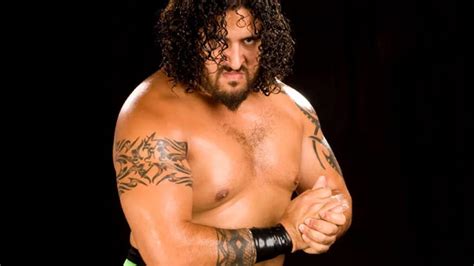 Бывший самоанский рестлер WWE Ману в больнице с тяжелой болезнью сердца