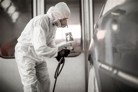 페인팅 부스의 자동차 부품에 페인트 코트를 적용 한 전체 작업복과 호흡 마스크의 차체 공장 기술자 스프레이 도장에 대한 스톡 사진 및 기타 이미지 Istock