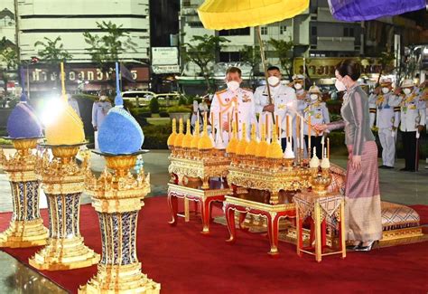 Photo Gallery ในหลวง พระราชินี ทรงวางพุ่มดอกไม้ถวายราชสักการะ เนื่องในวันพระเจ้าตากสินมหาราช