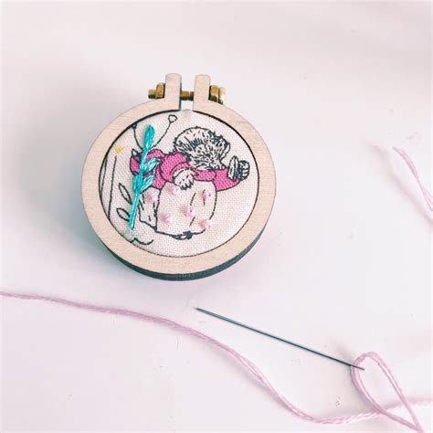 Emily Jane Sampl O Rhywbeth Newydd Broets Beatrix Potter Be ‘da Chin Feddwl O Hon Mwy I