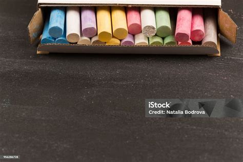 쓰기 텍스트 그리기 그림 분필 그래픽 교실 학교 대학 개념 교육 아이 배경에서 검은 칠판에 분필 여러 다채로운 크레용 거짓말의 상자 복사 공간 검은색에 대한 스톡 사진 및