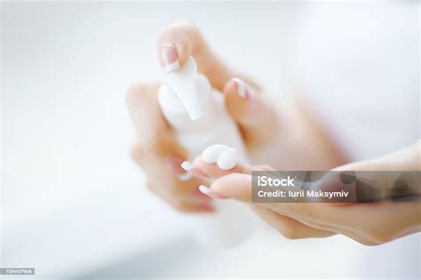 손 피부 관리입니다 여성 손 들고 크림 튜브의 자연 매니큐어 손톱 화장품 핸드 크림을 적용 하는 부드러운 실크 건강 한 피부에 아름 다운 여자 손 닫습니다 깨끗한에 대한
