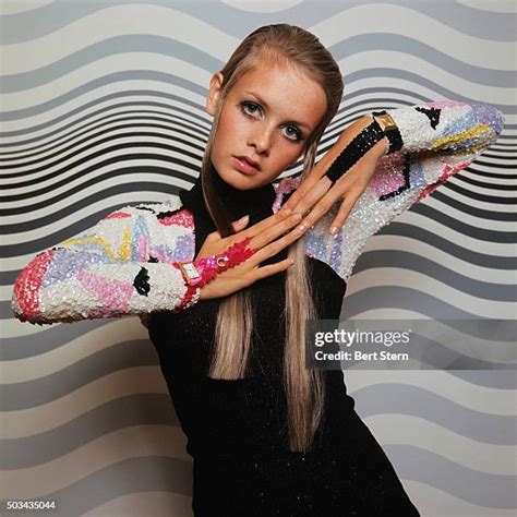 6438 Twiggy Photos And High Res Pictures Getty Images