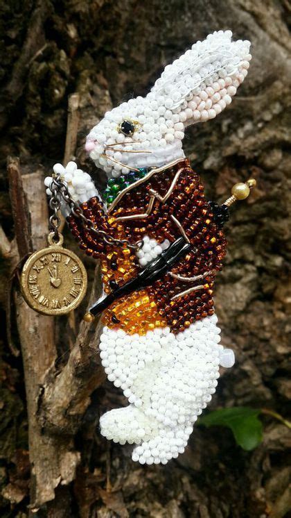 Брошь 'Тот самый белый кролик' | Bead embroidery jewelry, Bead art ...