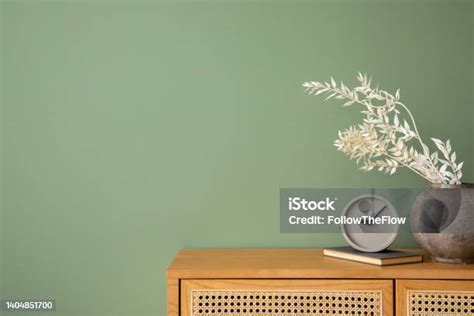 모의 포스터 프레임 침대 사이드 테이블 등나무 Commode 화장대 테이블 및 창조적 인 홈 액세서리가있는 세련된 침실 인테리어 디자인 현자 녹색 벽 템플렛 공간을