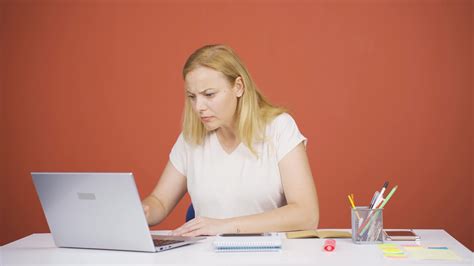 the woman who can t use the application on the laptop 42546972 stock