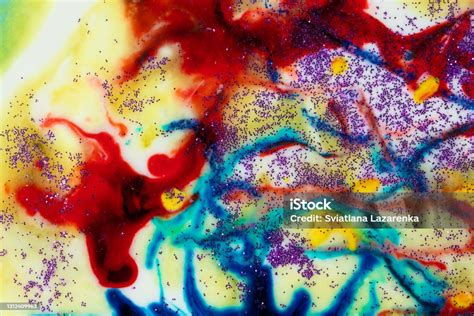 매우 아름다운 투명 예술 예술의 추상적 인 작품 잉크 색상은 놀라 놀라 히 밝고 빛나는 반투명 부드러운 흰색 배경에 파란색과 빨간색 줄무늬 0명에 대한 스톡 사진 및 기타