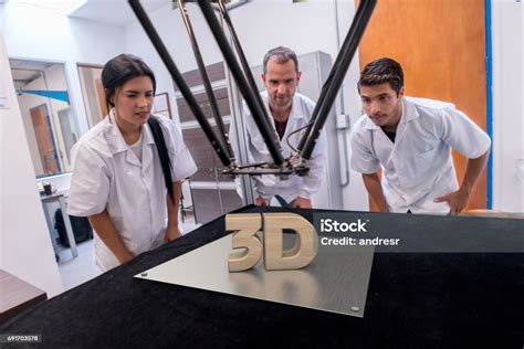 3d 프린터를 사용 하 여 대학에서 학생 들과 교사 프린터하기에 대한 스톡 사진 및 기타 이미지 프린터하기 3차원 인쇄 Stem 주제 Istock