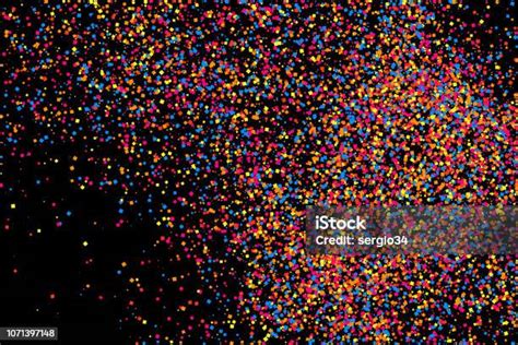 색종이의 화려한 폭발입니다 컬러 낟 알 질감 벡터입니다 0명에 대한 스톡 벡터 아트 및 기타 이미지 0명 검은색 곡초류 Istock