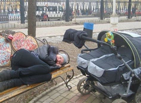 Дівчина спала на лавці біля коляски в якій плакала дитина News 454 Media