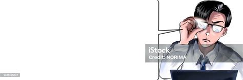 검은 머리와 안경을 쓴 회사 직원이 양복과 넥타이를 착용하고 의심스러운 눈부심이있는 컴퓨터를 쳐다 보며 그것을 보는 컬러 만화 와이드 사이즈 일러스트레이션 대화 풍선 문자