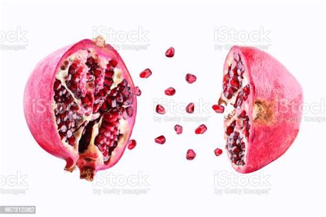 비행 중에 석류 절연 흰색 배경에 버스트 공중에서 비행 하는 반 석류를 잘라 석류 과일 폭발 석류에 대한 스톡 사진 및 기타 이미지 Istock