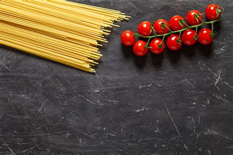 원시 스파게티와 체리 토마토 가지 이탈리아 파스타를 요리하기위한 재료 텍스트를 복사 할 수있는 공간과 함께 어두운 배경을 볼 수 있습니다 0명에 대한 스톡 사진 및 기타