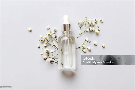 세럼 미셀라 토닉 토너 로션 물 크림을 위한 멋진 헬스케어 병에 석고 가지가 있습니다 천연 오란 스파 화장품 개념 모형 템플릿 평면도 0명에 대한 스톡 사진 및 기타 이미지