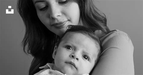 아기를 품에 안고 있는 여성 사진 Unsplash의 무료 회색 이미지