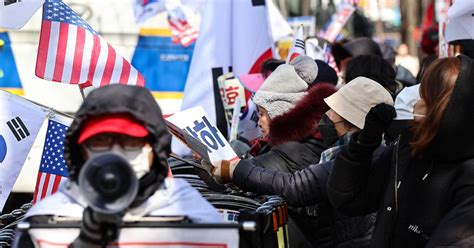 헌재 앞 탄핵 각하 목소리