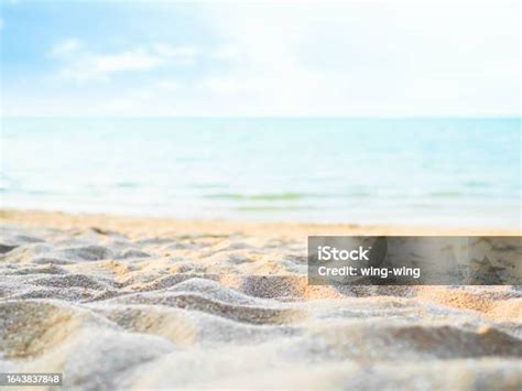 해변 모래 바다 여름 배경 푸른 하늘 하얀 모래 해안의 아름다운 바다 열대 계절 수평선 풍경 파도 해변 태양과 함께 고요한 자연 0명에 대한 스톡 사진 및 기타 이미지