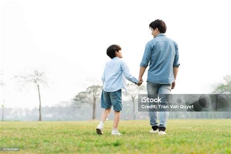 공원에서 즐거운 시간을 보내는 아시아인 아버지와 아들의 이미지 가족에 대한 스톡 사진 및 기타 이미지 가족 아이 25 29세 Istock