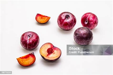 잘 익은 큰 보라색 자두 신선한 전체 과일 반 슬라이스 씨앗 흰색 배경에 격리 0명에 대한 스톡 사진 및 기타 이미지 0명 개체 그룹 건강한 생활방식 Istock