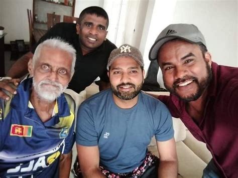 සිංහ කොඩිය ක්‍රිකට් පිටියට අරන් එන පර්සි අංකල් බලන්න ආව ඉන්දීය සුපිරි ක්‍රීඩක රෝහිත් ෂර්මා