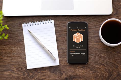 나무 테이블에 화면에 배달 패키지를 추적 애플 리 케이 션 전화 감각 지각에 대한 스톡 사진 및 기타 이미지 감각 지각 그래픽 사용자 인터페이스 나무 상자 Istock