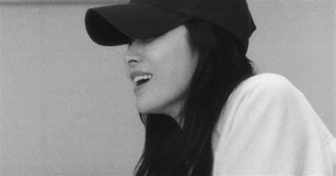 흑백 사진 속 송혜교 볼캡 써도 가려지지 않는 미모