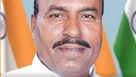 El Ministro Del Bjp Virendra Kumar Prohíbe Tocar Los Pies En Su Oficina No Se Entretendrá