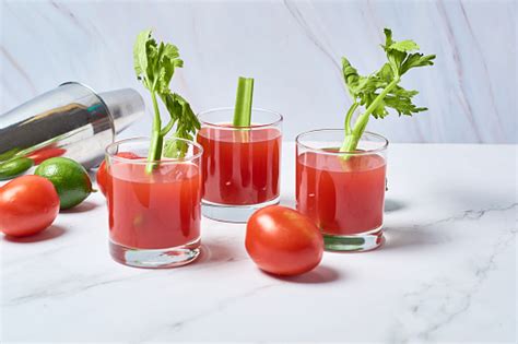 블러디 메리 칵테일 3잔과 흰색 대리석 배경에 있는 재료 복사 공간 칵테일에 대한 스톡 사진 및 기타 이미지 칵테일 토마토 채소 마실 것 Istock