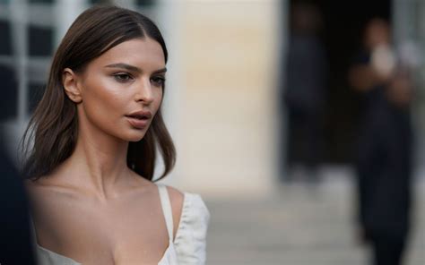 Download Wallpaper Look Pose Model Actress Model Hair Actress