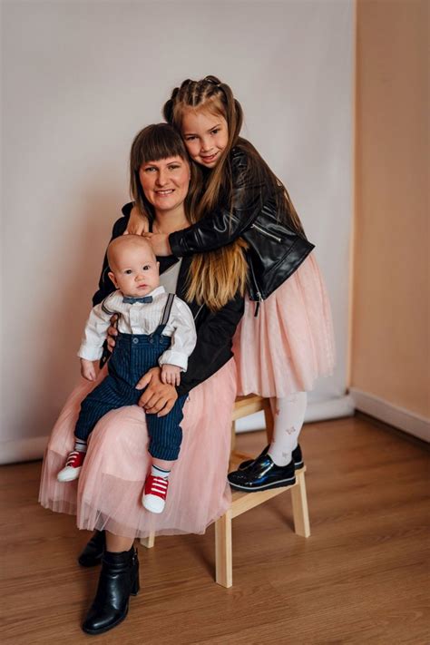 Идея для семейной фотосессии в студии Фотосессия Семейные фотосессии Студия