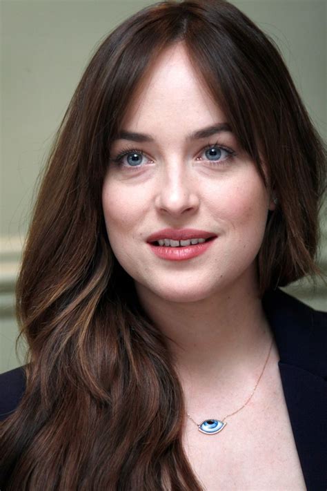 Dakota Johnson Makeup Naturalmakeup Beauty Nudetones Strobing