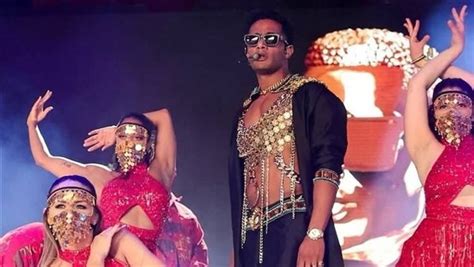 عاري الصدر وشيفون وآخرها بدلة رقص أكثر الإطلالات المثيرة للجدل لمحمد