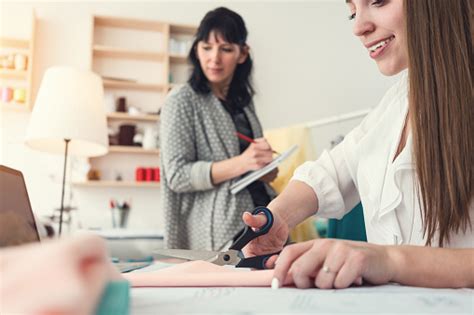 두 양 장점 여자의 봉 스튜디오에서 프로세스를 작업 소기업을 바느질 Seamester입니다 의류 디자이너 팀 바느질 하 고 새로운 현대 옷을 만들 2명에 대한 스톡 사진 및