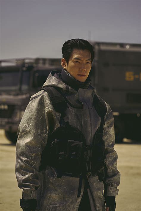 김우빈 택배기사 넷플릭스 글로벌 비영어 1위 아시아경제