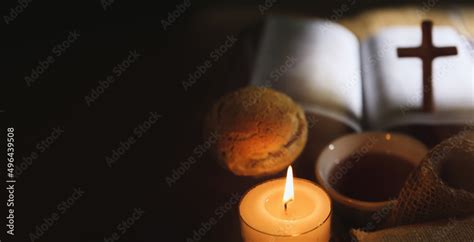Photo Stock 예수그리스도의 거룩한 피와 살을 상징하는 성찬식 최후의 만찬 포도주와 빵 그리고 고난의 십자가와 촛불과 성경책 Adobe Stock