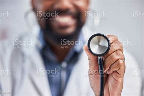 의사 의료 및 심장 또는 폐 상담을 위해 병원에서 청진기의 근접 촬영 메디케어 클리닉에서 흉부 또는 호흡을 검사하기 위해 의료 장비를 갖춘 전문가 심장학 및 간호사 40