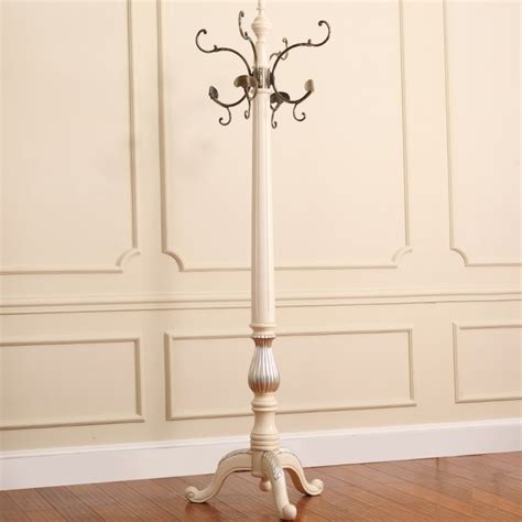 Вешалка для одежды в прихожую