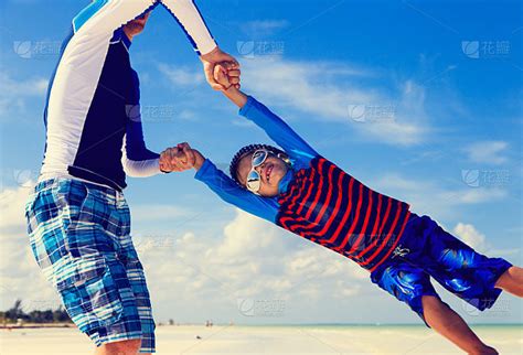 爸爸和儿子在海滩上玩