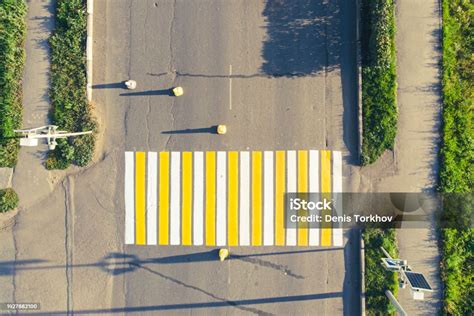 아스팔트 도로에서 횡단하는 보행자를 갓 칠하고 나쁜 길에서 지방 마을의 무인 항공기에서 촬영했습니다 공중 뷰에 대한 스톡 사진 및 기타 이미지 Istock