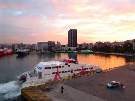 Фериботи и фериботни маршрути в Гърция