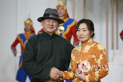 Ерөнхийлөгчийн зарлигаар төрийн дээд цол одон медаль гардууллаа News Mn