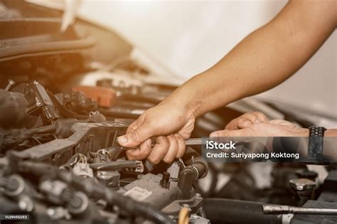 자동차 엔진 자동차 서비스 및 유지 보수 수리 서비스 렌치 자동차 서비스 유지 보수 개념 수리 자동차로 자동차 엔진 자동차 워크샵을 수리하는 수리공 손 고정 건강 진단에