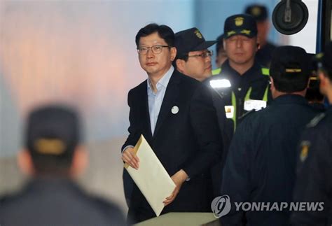 김경수 경남지사 2심 첫 공판 출석 법정으로 연합뉴스