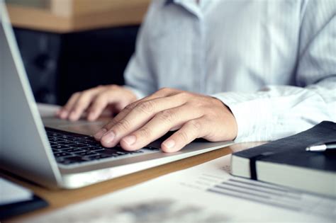 나무 테이블에 노트북 컴퓨터를 사용 하 여 작업 하는 남자 키보드 입력에 손 고름에 대한 스톡 사진 및 기타 이미지 고름 교육 금융 Istock