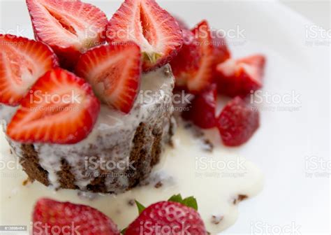 신선한 붉은 딸기 흰 접시에 크림 소스와 함께 맛 있는 수 제 초콜릿 케이크 0명에 대한 스톡 사진 및 기타 이미지 0명 건강한 생활방식 건강한 식생활 Istock